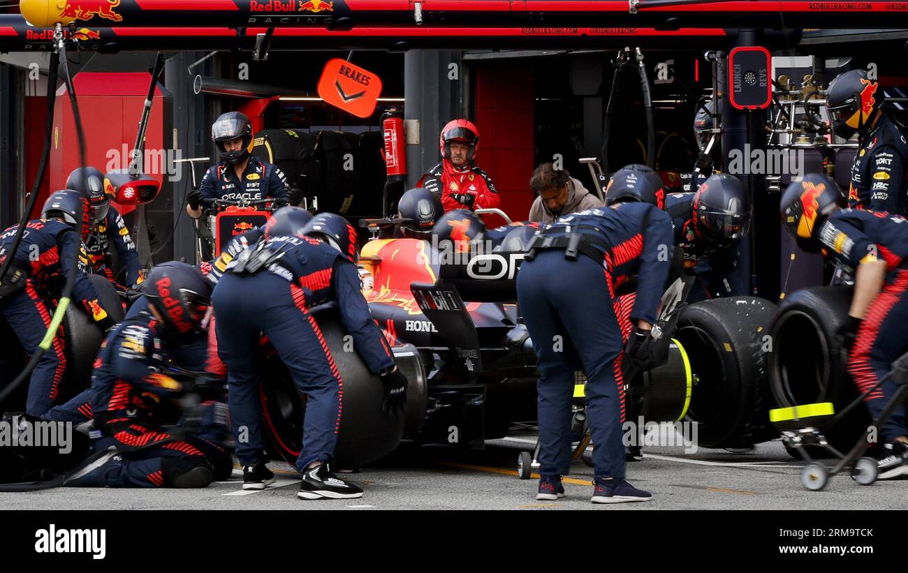 ZANDVOORT - Max Verstappen (Red Bull Racing) during a pit stop during the F1 Grand Prix of the ...