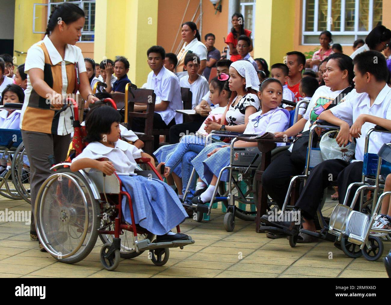 (140604) -- QUEZON CITY, June 4, 2014 (Xinhua) -- Students with ...