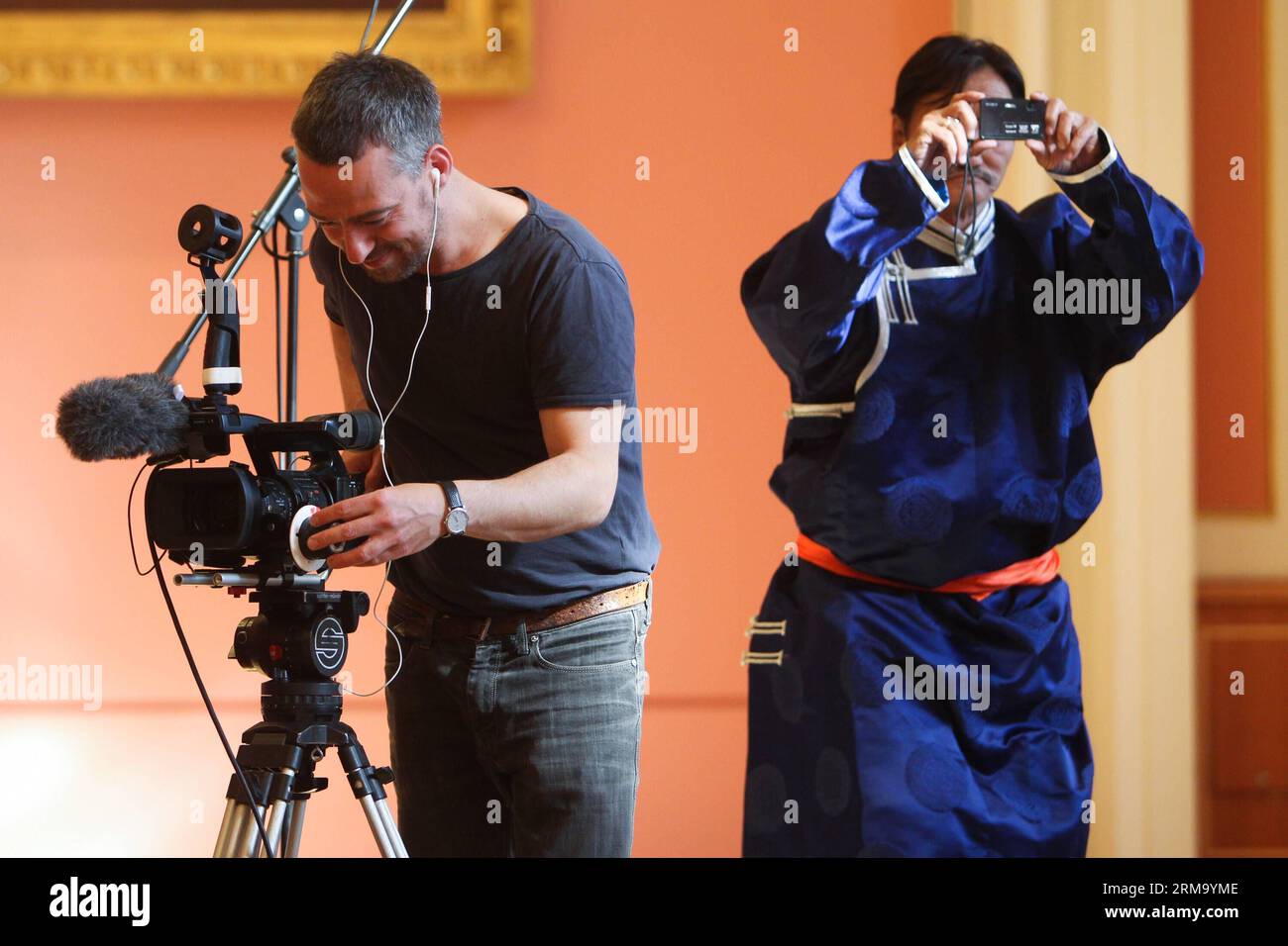 (140606) -- BERLIN, June 6, 2014 (Xinhua) -- A Chinese performer ...