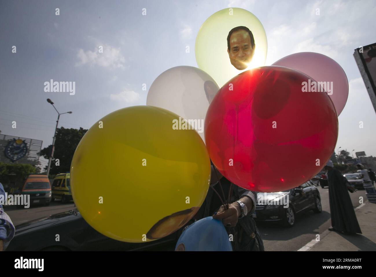 (140608) -- CAIRO, June 8, 2014 (Xinhua) -- An Egyptian vendor sells balloons during the ...