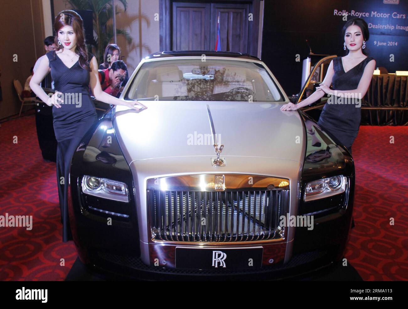 (140609) -- PHNOM PENH, June 9, 2014 (Xinhua) -- Models pose for photographs with a Rolls-Royce ...