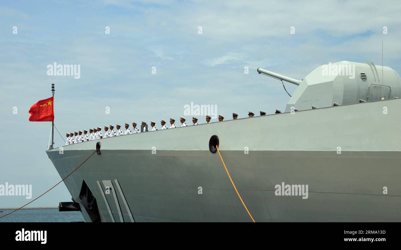(140609) -- SANYA, June 9, 2014 (Xinhua) -- Chinese naval soldiers ...