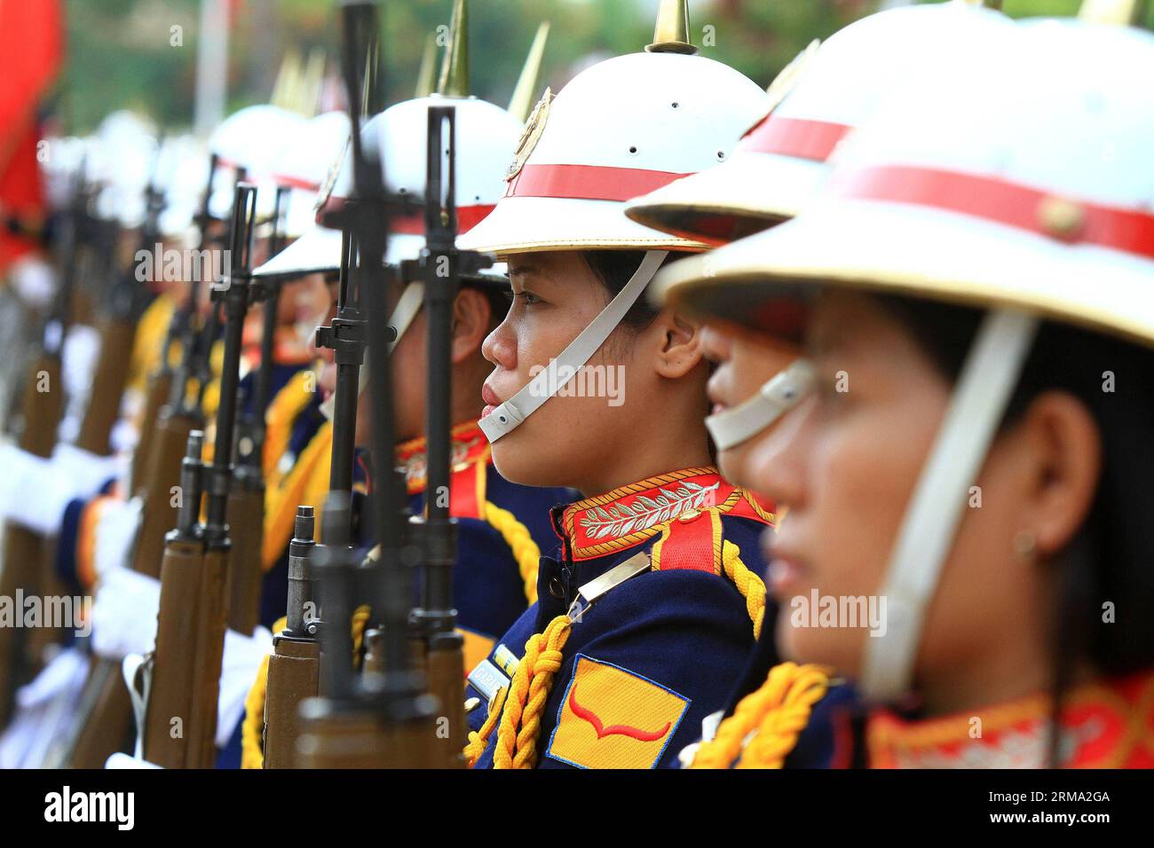 (140612) -- SAN JUAN CITY, June 12, 2014 (Xinhua) -- Female honor ...
