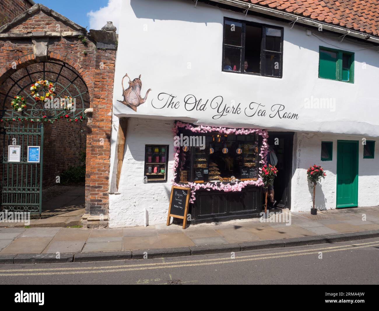 Jetted building hi-res stock photography and images - Alamy