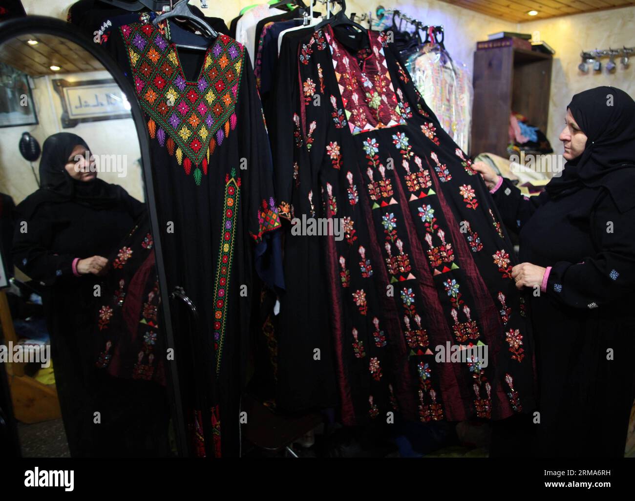 (140621) -- Gaza, June 20, 2014 (Xinhua) -- A Palestinian refugee Salwa ...