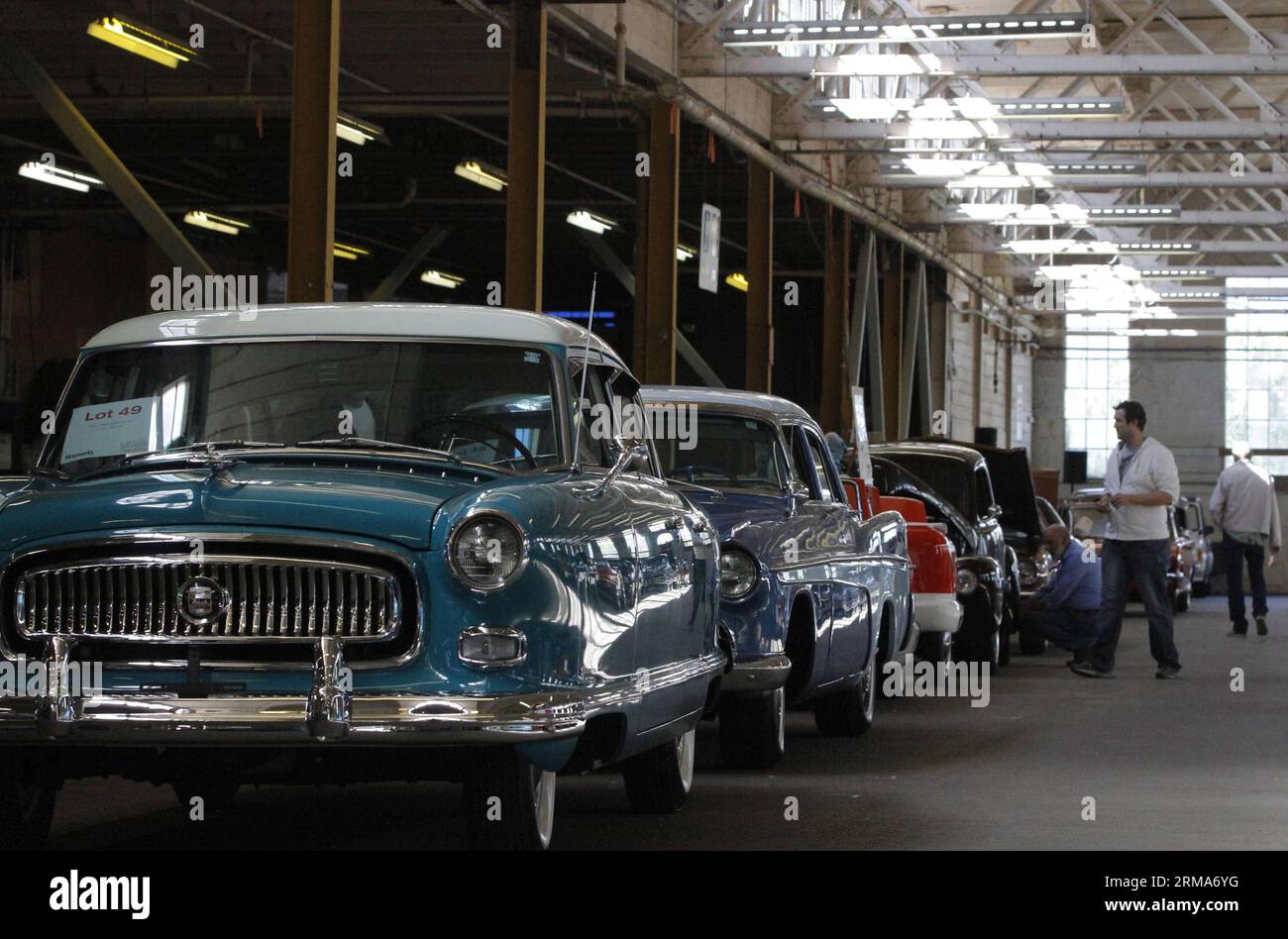 (140621) -- VANCOUVER, (Xinhua) -- Different models of vintage cars are ...