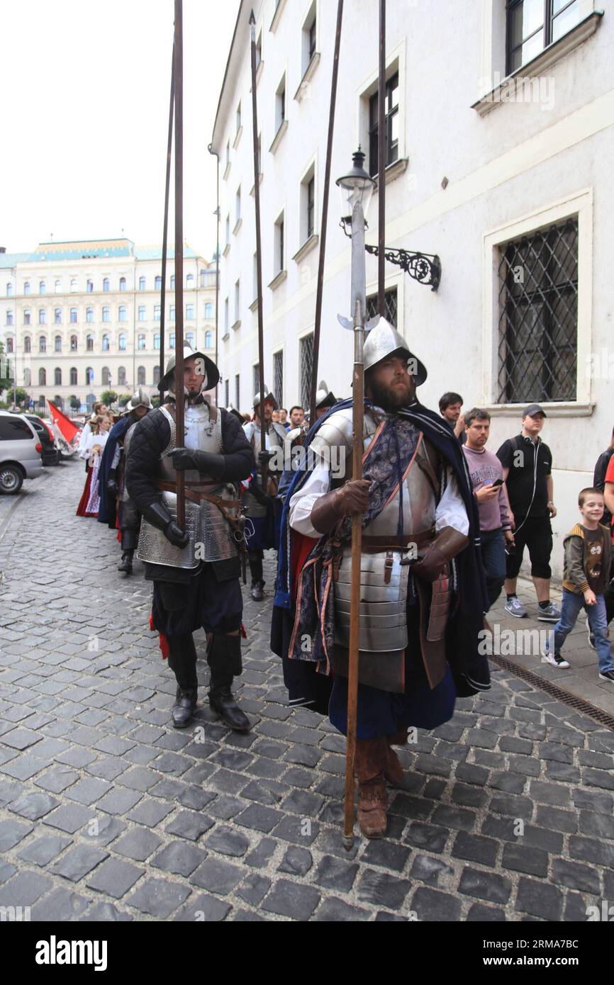 (140621) -- BRATISLAVA, June 21, 2014 (Xinhua) -- Actors dressed up in ...