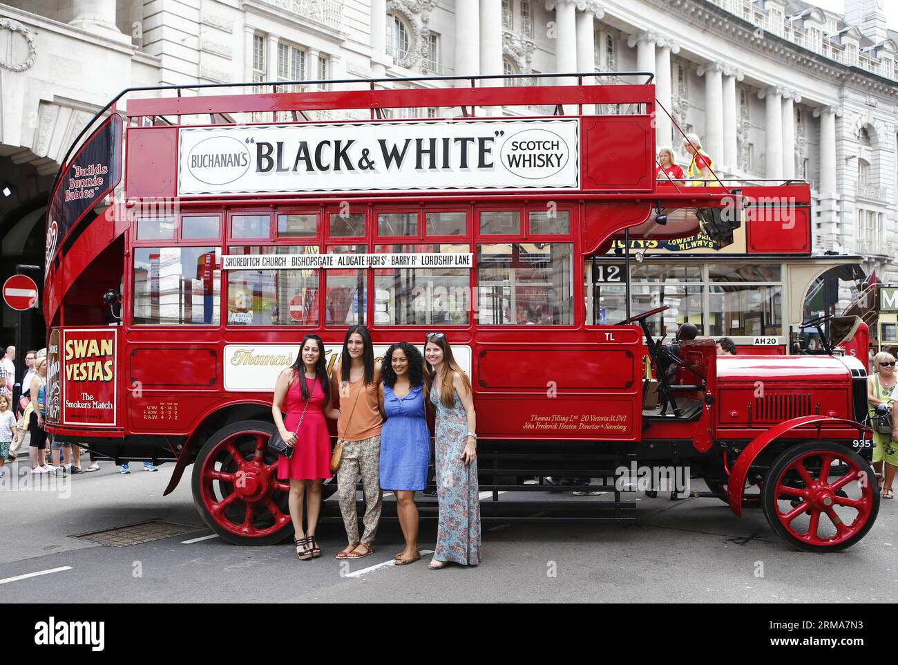 (140622) -- LONDON, June 22, 2014 (Xinhua) -- Visitors pose for group ...