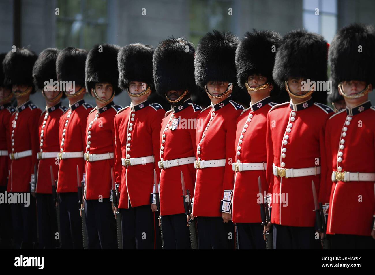 (140623) -- OTTAWA, June 23, 2014 (Xinhua) -- Ceremonial Guard receive inspection from Canada s ...