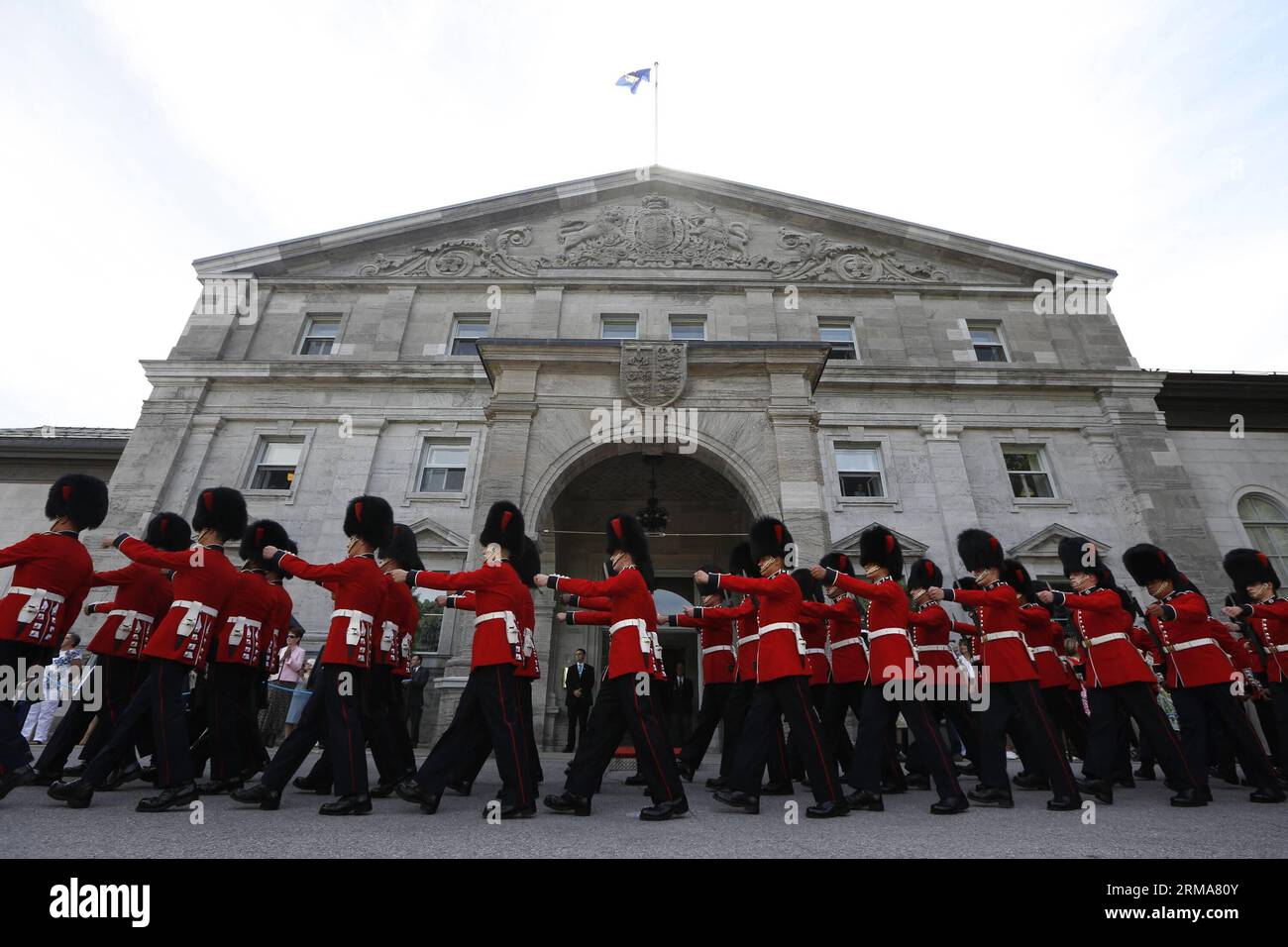 (140623) -- OTTAWA, June 23, 2014 (Xinhua) -- Ceremonial Guard receive inspection from Canada s ...