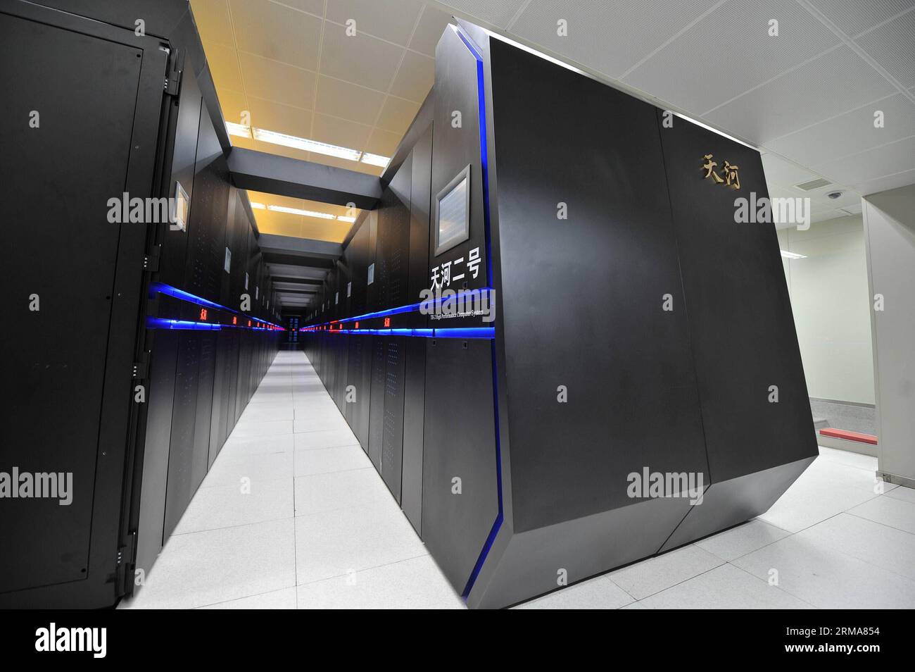 CHANGSHA (Xinhua) -- Photo taken on June 16, 2013 shows the Tianhe-2 ...