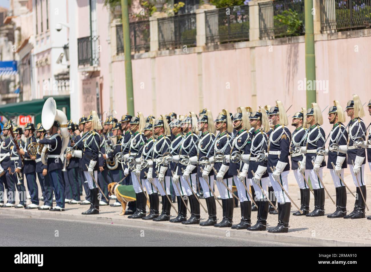 Standing in a row crowd uniform army soldier hi-res stock photography ...