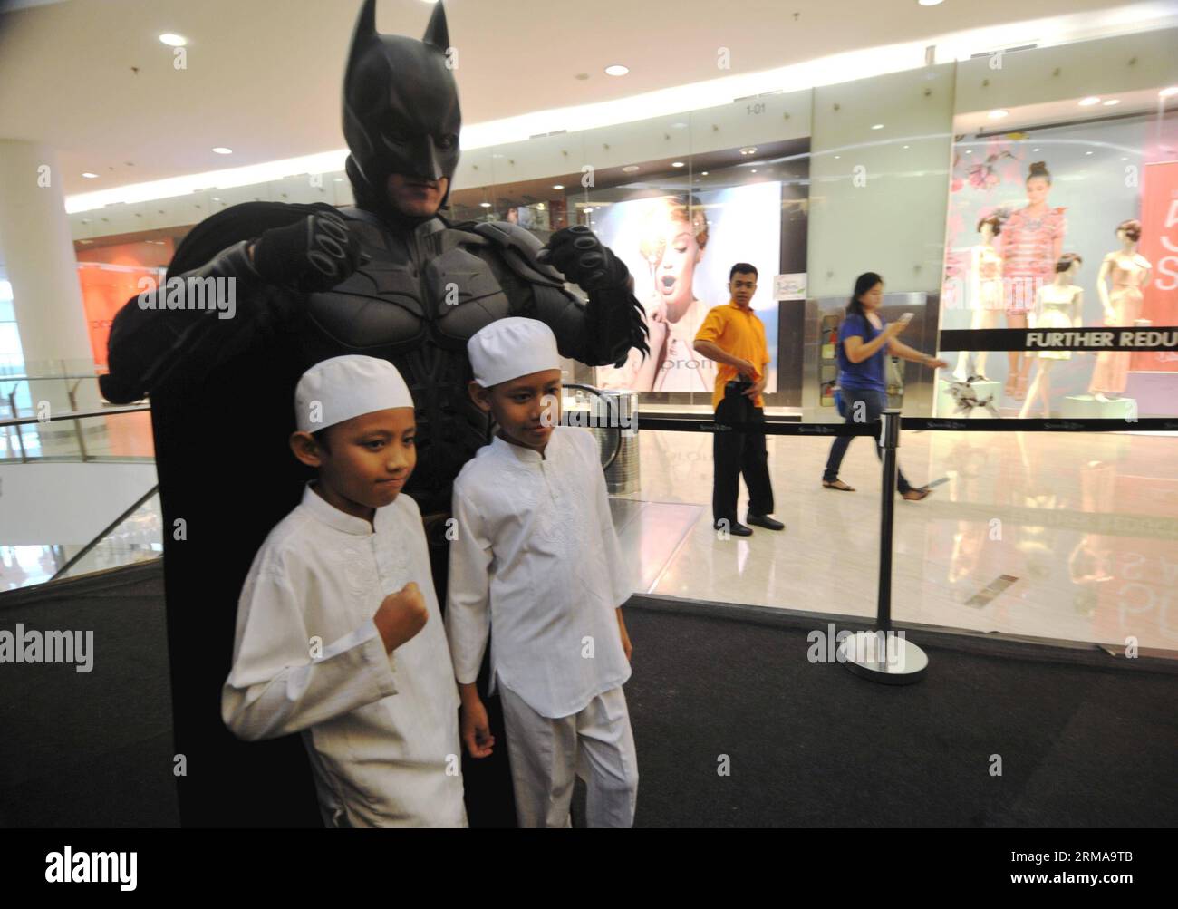 (140627) -- JAKARTA, June 27, 2014 (Xinhua) -- Children pose with a man ...