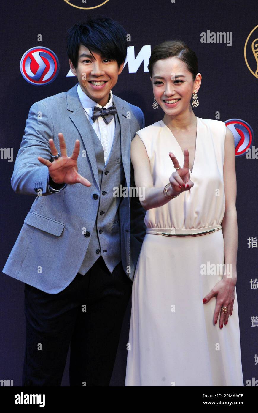 (140628) -- TAIPEI, June 28, 2014 (Xinhua) -- Actress Pink Yang (R) and ...