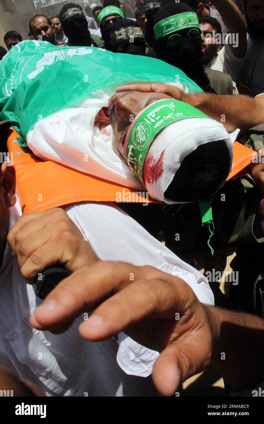 (140630) -- GAZA, June 30, 2014 (Xinhua) -- Palestinian members of ...