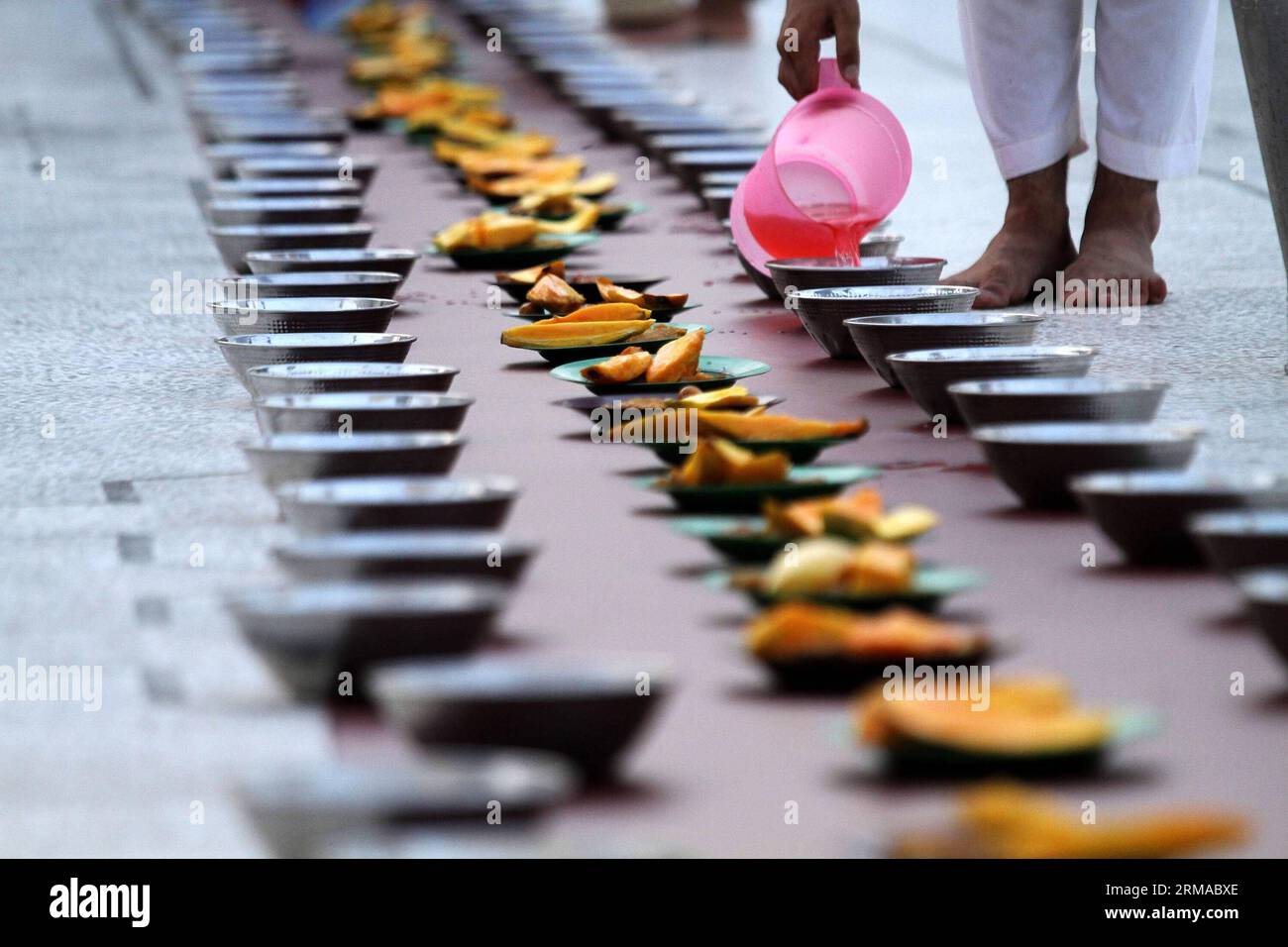 Muslims of the world hi-res stock photography and images - Alamy