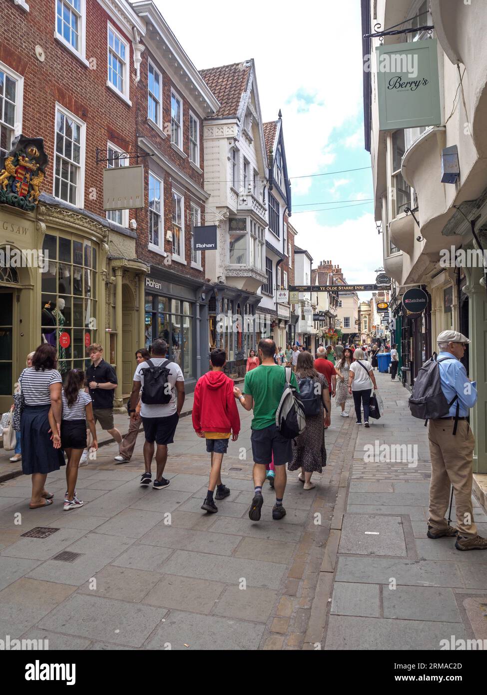 Stonegate York a busy tourist street Stock Photo - Alamy