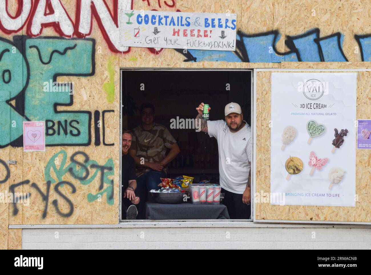 London, England, UK. 27th Aug, 2023. A proprietor of a makeshift street ...