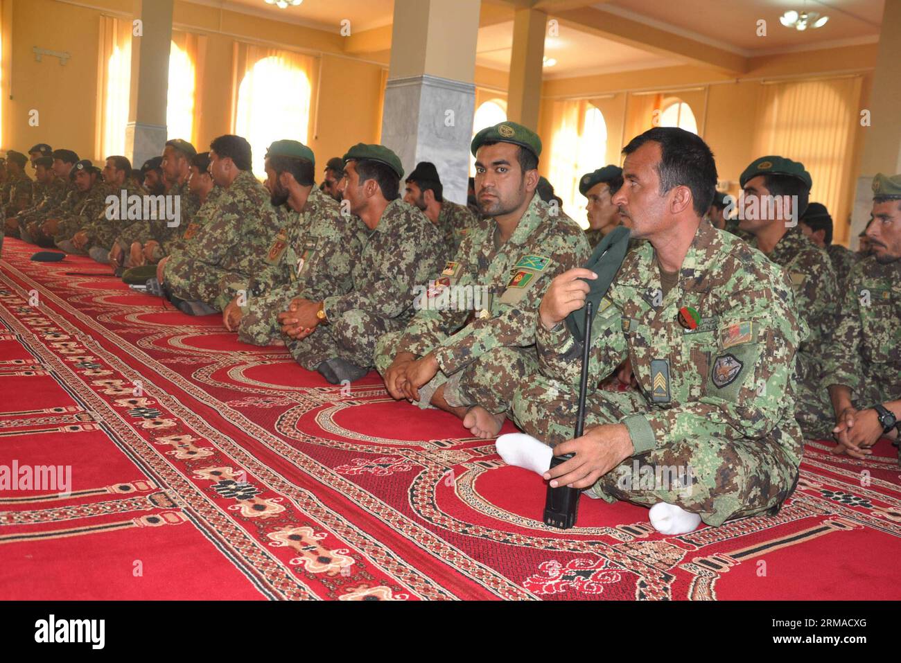 Army soldiers praying hi-res stock photography and images - Alamy