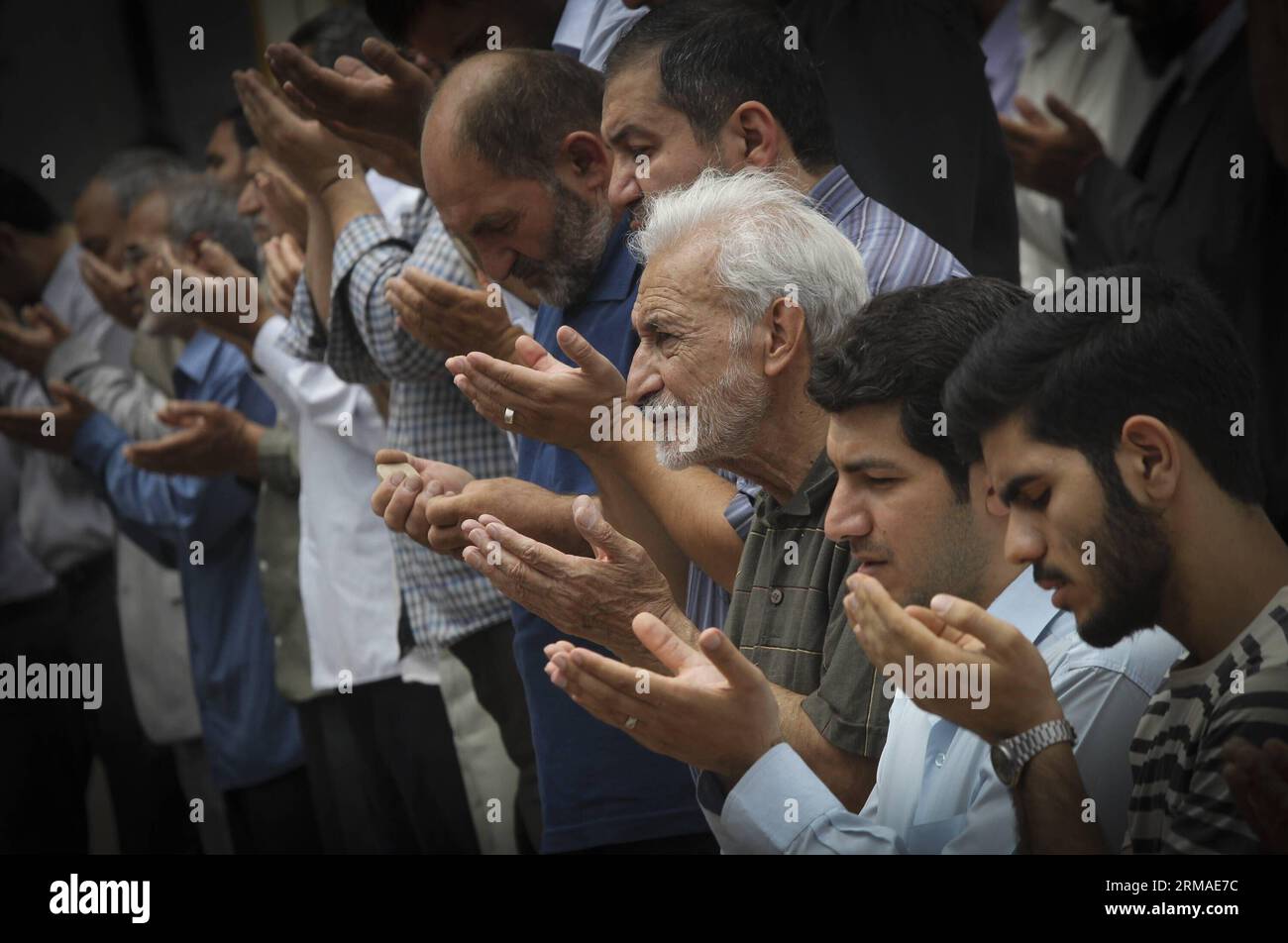 (140704) -- TEHRAN, July 4, 2014 (Xinhua) -- Iranian Muslims pray ...