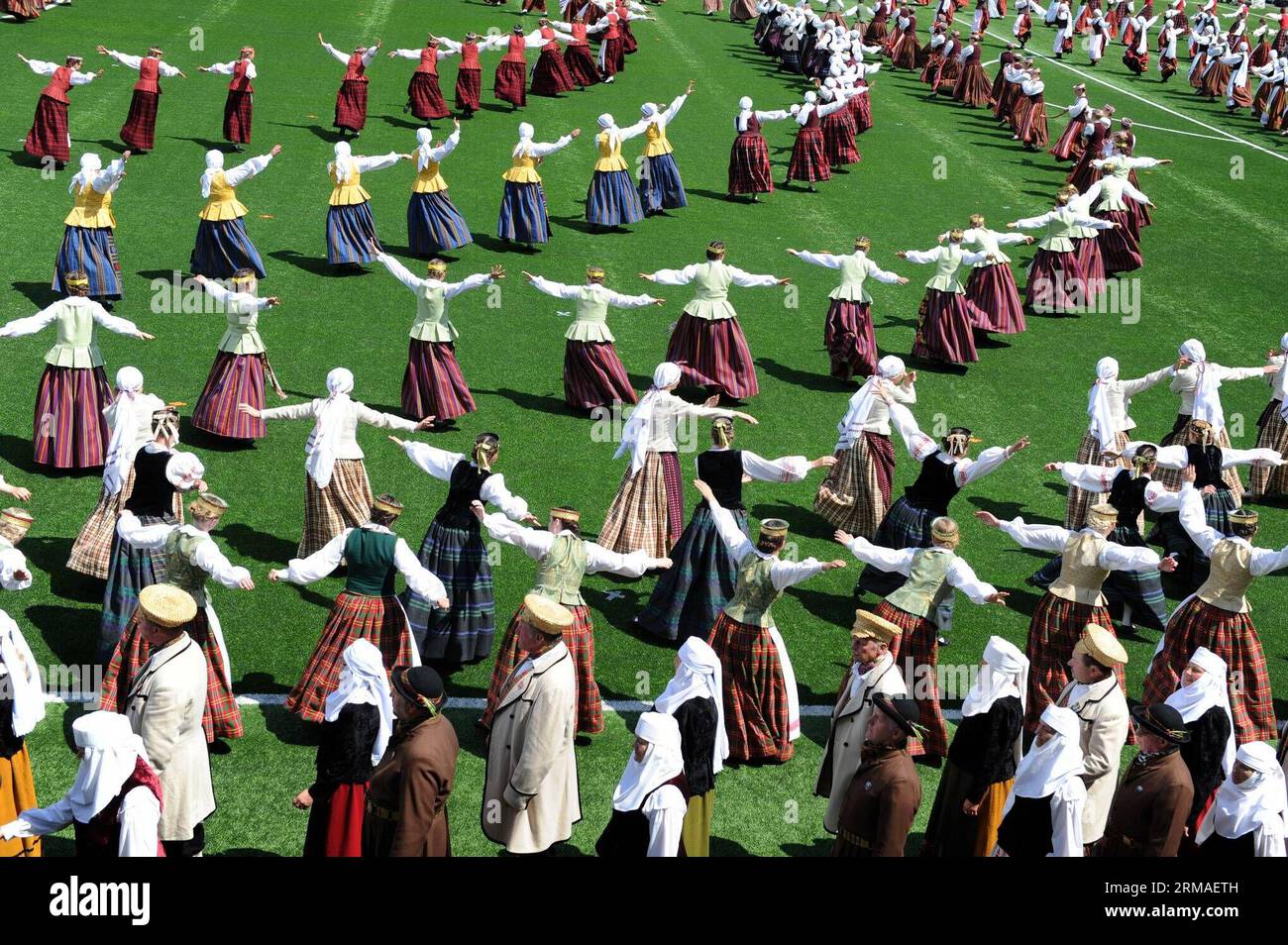 (140705) -- VILNIUS, July 5 (Xinhua) -- People perform for Dance Day ...