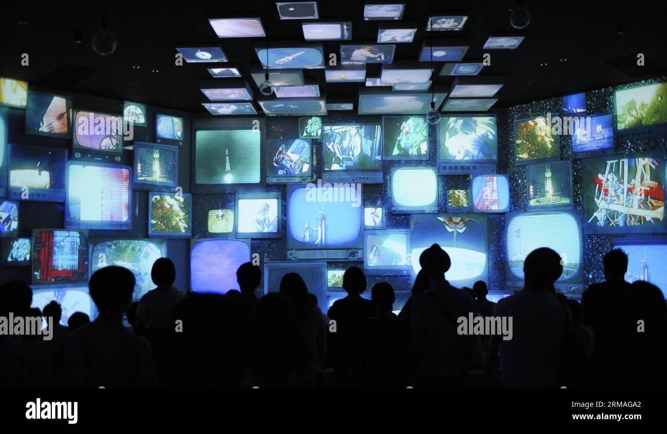 (140708) -- TOKYO, July 8, 2014 (Xinhua) -- People look at screens ...
