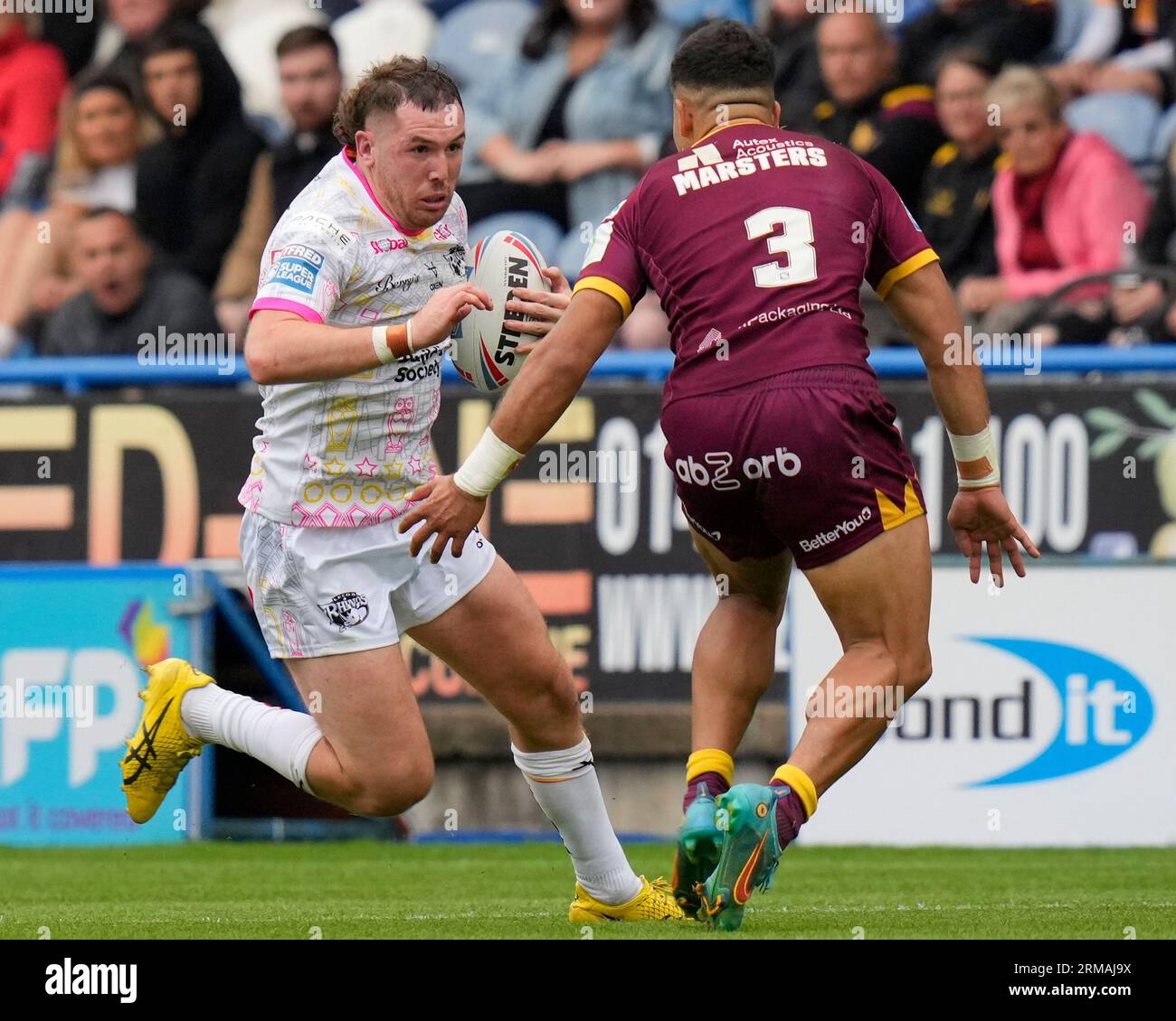 Cameron Smith #13 of Leeds Rhinos runs at Esan Marsters #3 of ...