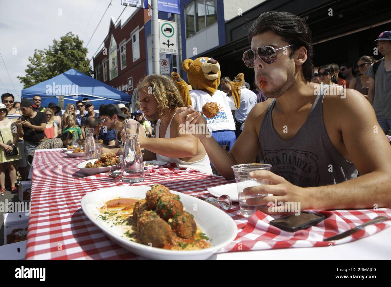 Celebrities eating spaghetti hi-res stock photography and images - Alamy