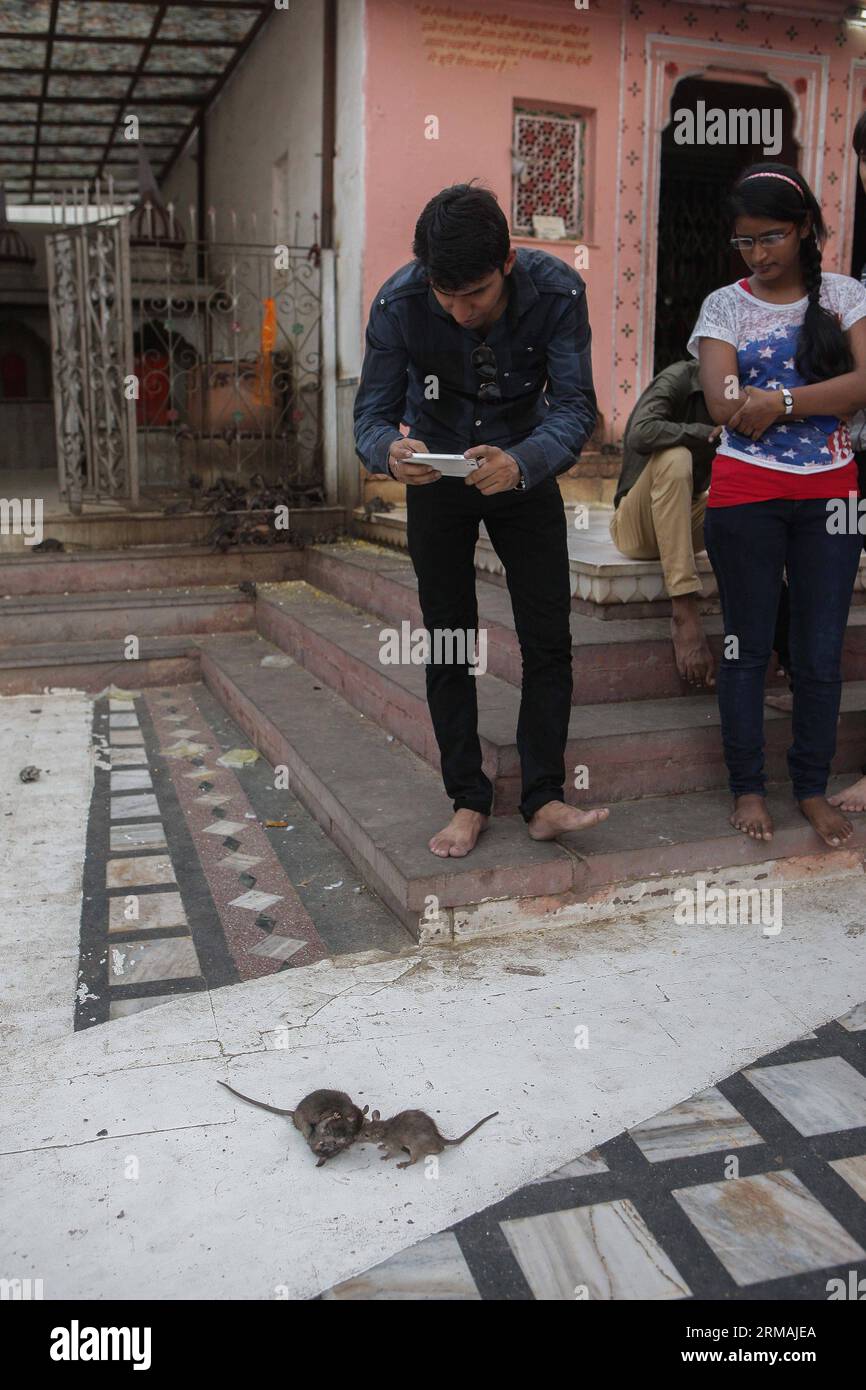 (140713) -- RAJASTHAN, July 12, 2014 (Xinhua) -- Visitors take pictures ...