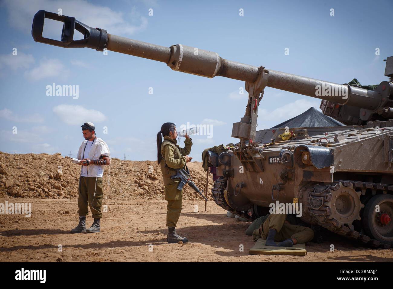 Self propelled howitzer m109 hi-res stock photography and images - Alamy