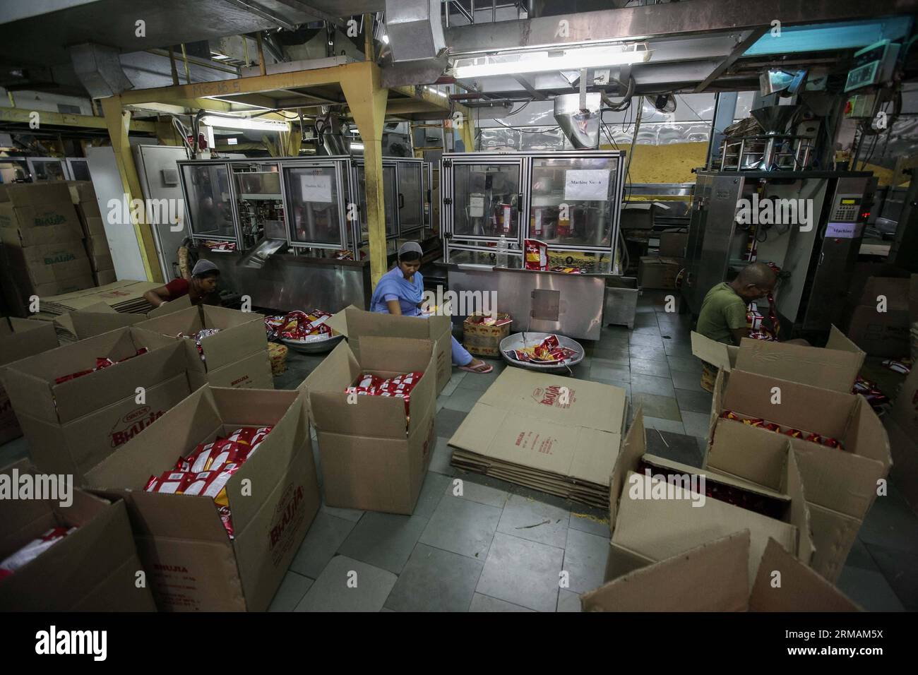BIKANER, July 15, 2014 (Xinhua) -- Workers pack at the snack factory of ...