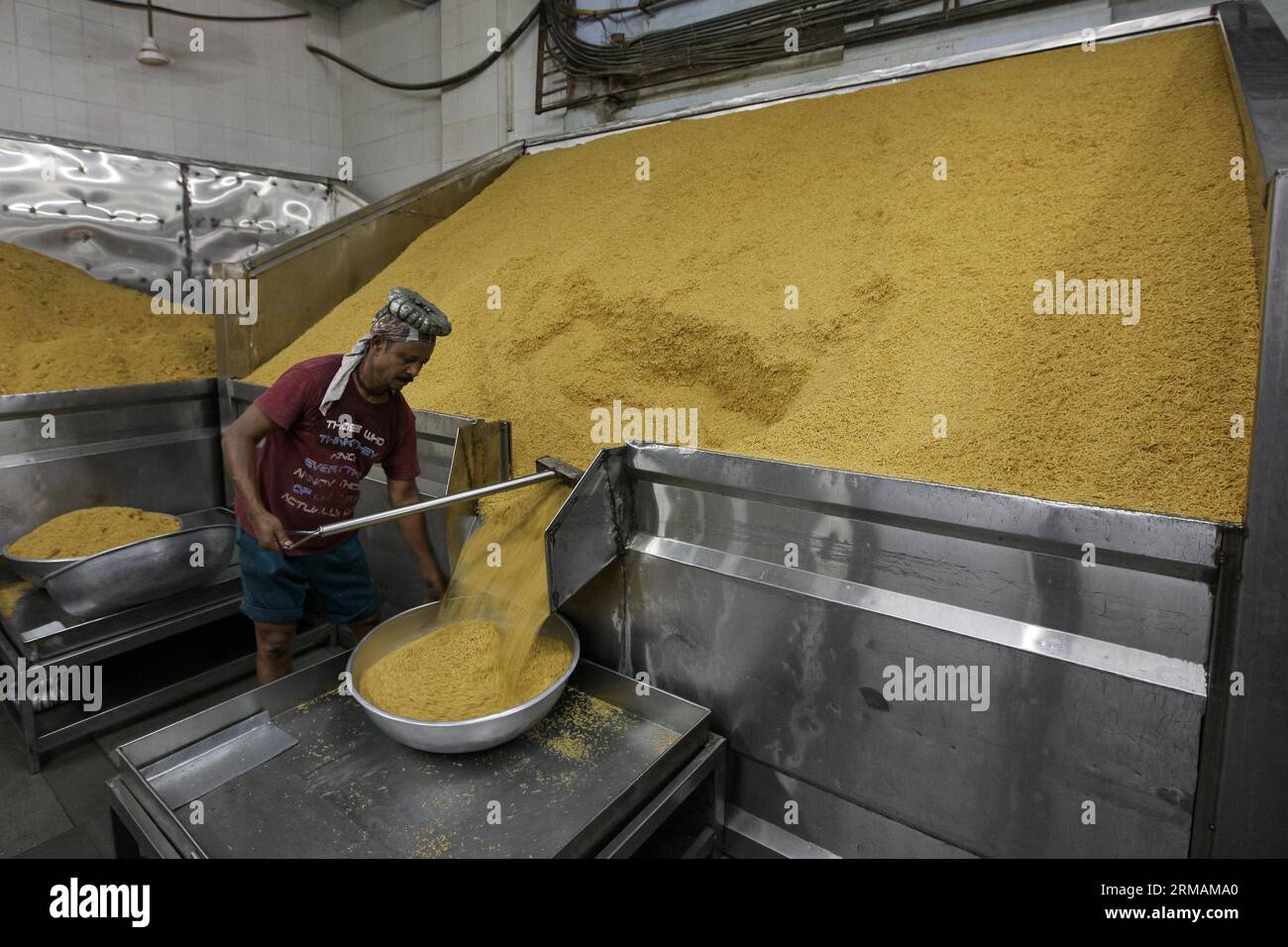 BIKANER, July 15, 2014 (Xinhua) -- A worker is busy at the snack ...