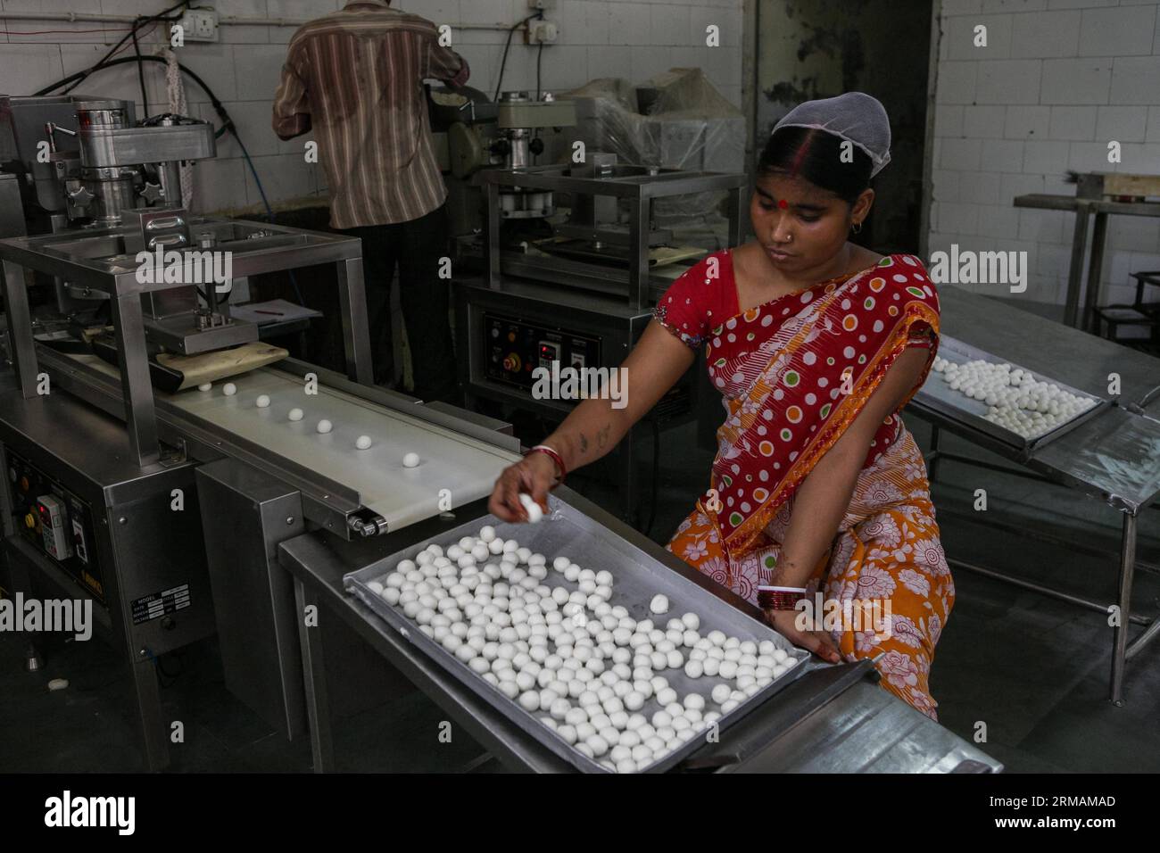 BIKANER, July 15, 2014 (Xinhua) -- Workers make sweets at the snack ...
