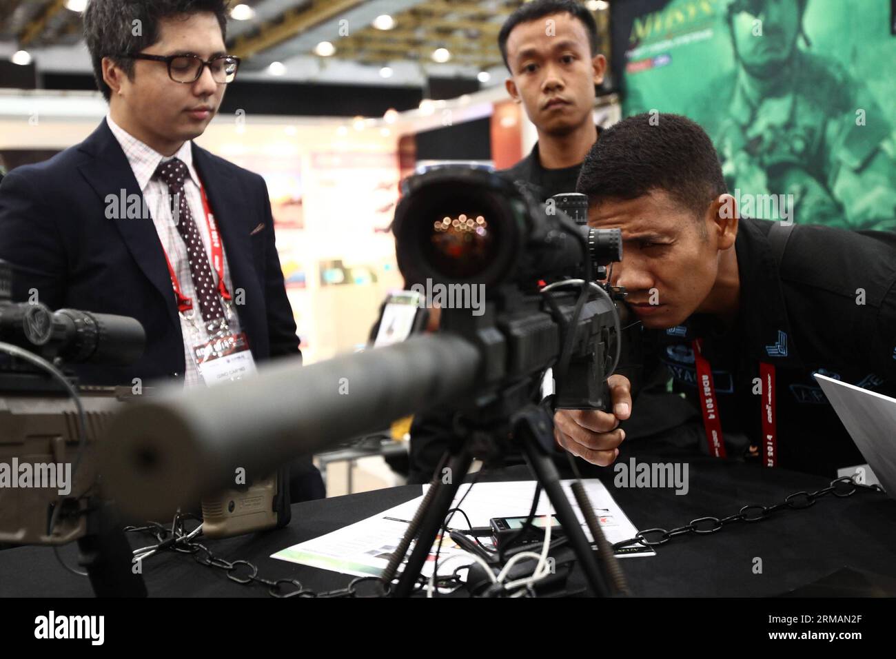 (140717) -- PASAY, July 17, 2014 (Xinhua) -- A member of the Philippine ...