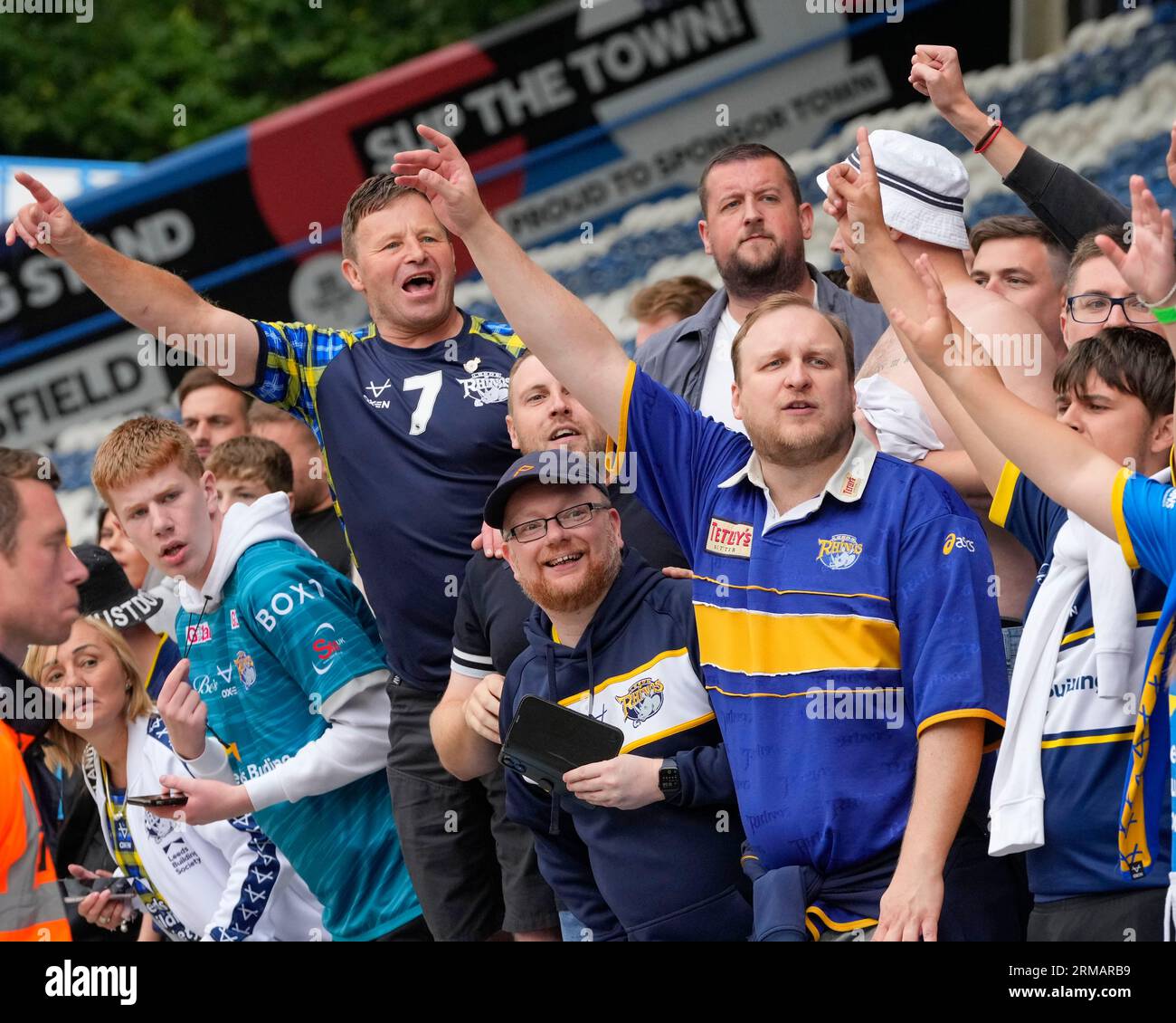 Leeds rhinos fans cheer on their team hi-res stock photography and ...