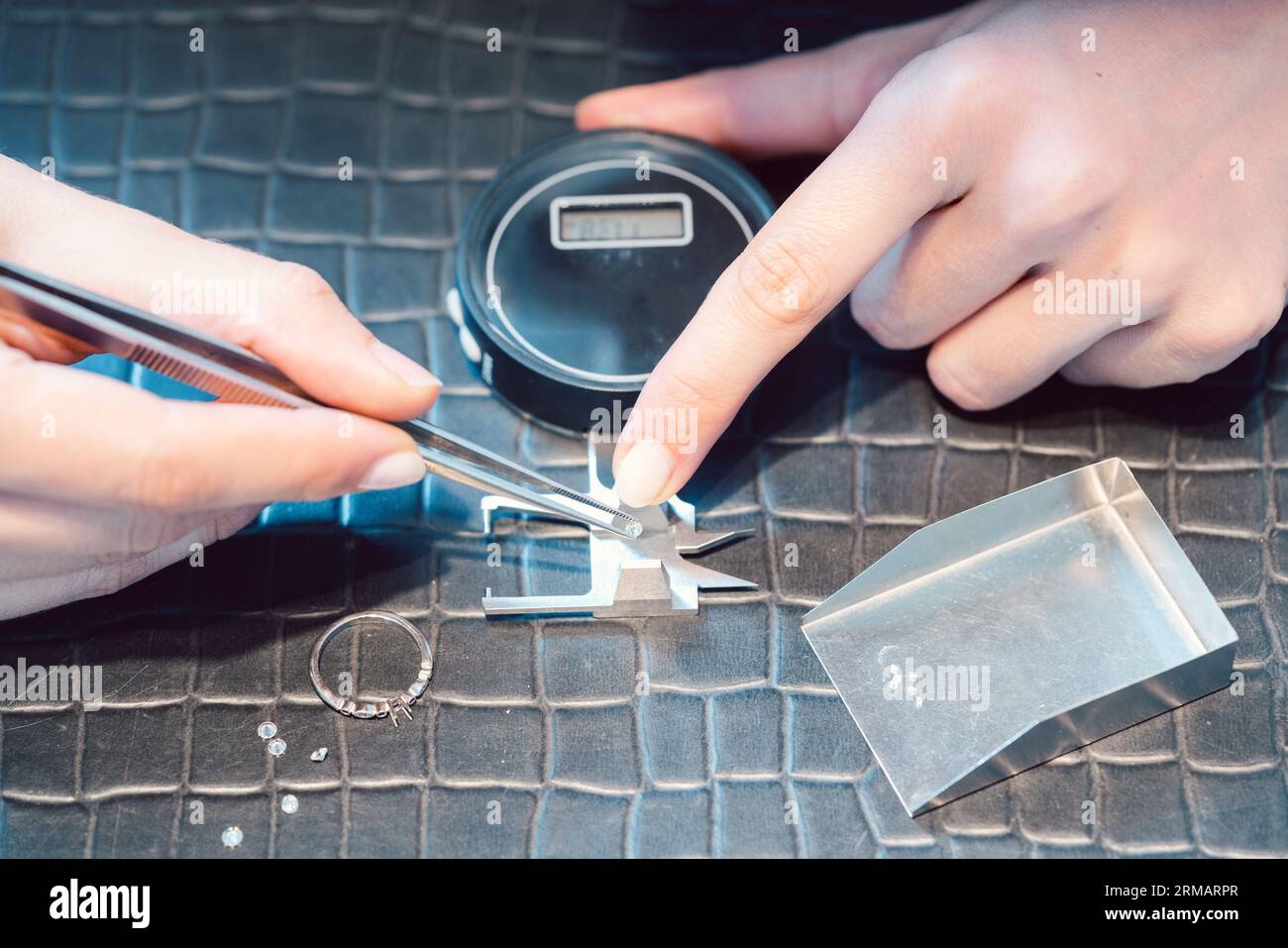 Close-up of jeweler sorting diamonds on her workbench Stock Photo - Alamy