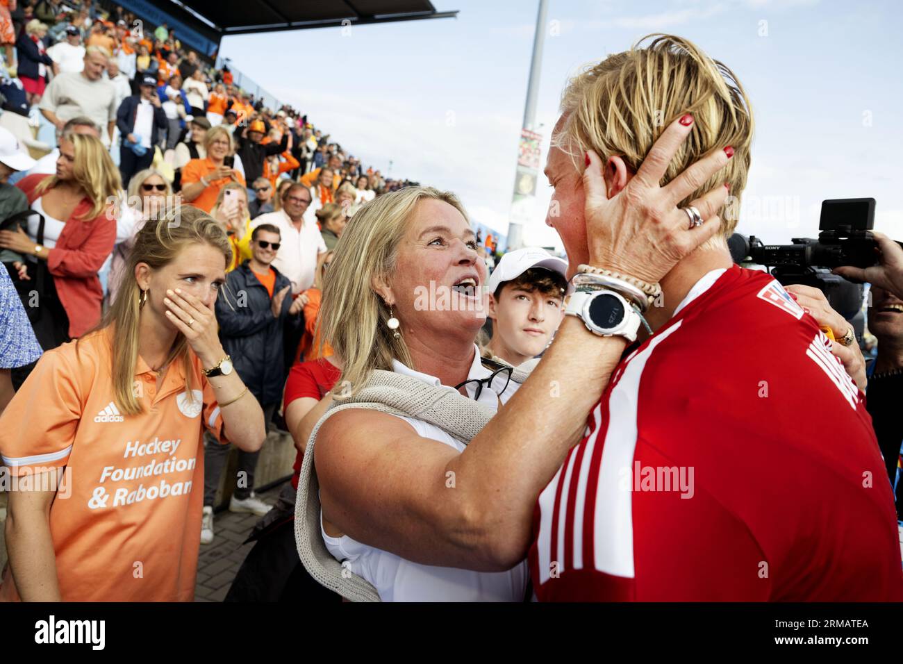 MONCHENGLADBACH - Goalkeeper Maurits Visser with his mother and his ...