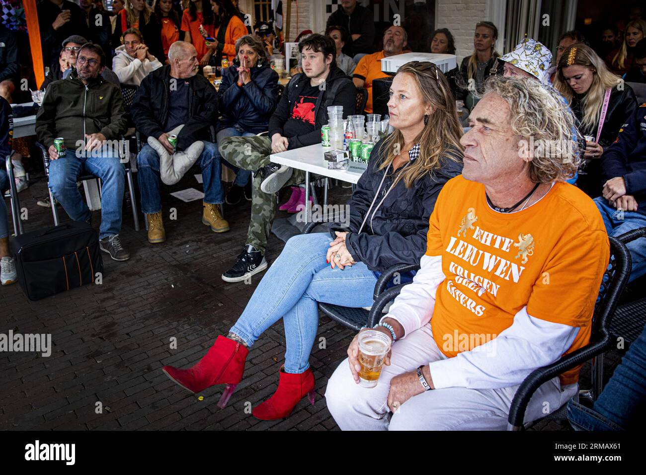 ZANDVOORT - People watch the F1 Grand Prix of the Netherlands at a ...