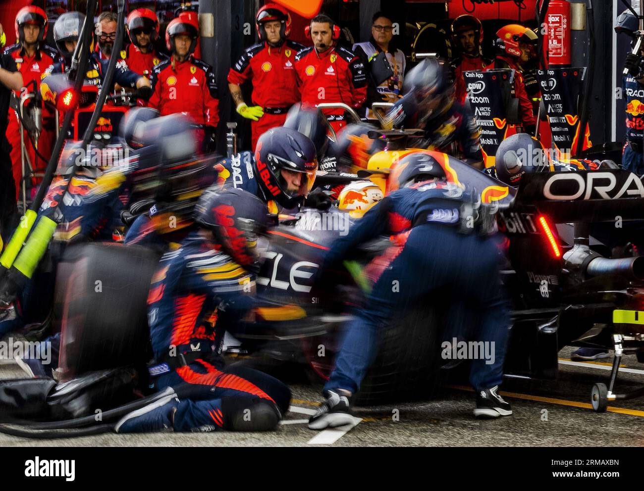 ZANDVOORT - Max Verstappen (Red Bull Racing) makes a pit stop the F1 ...
