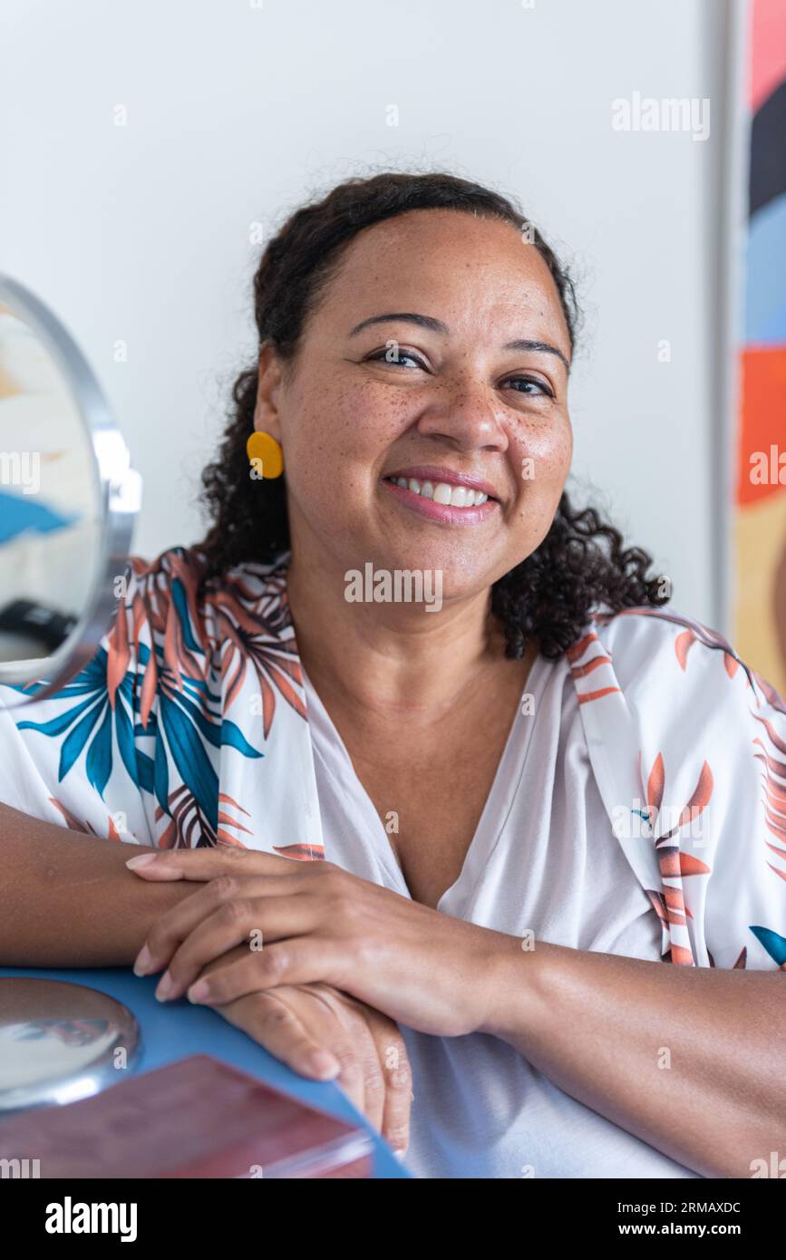 Pretty woman smiling camera hi-res stock photography and images - Alamy