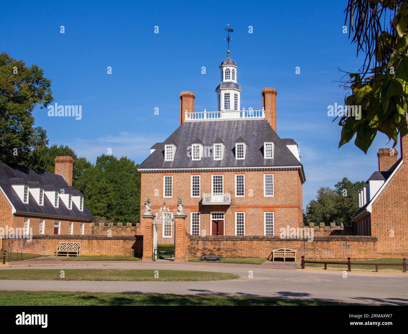 In historic colonial Williamsburg, Virginia, the Governor's Palace with ...