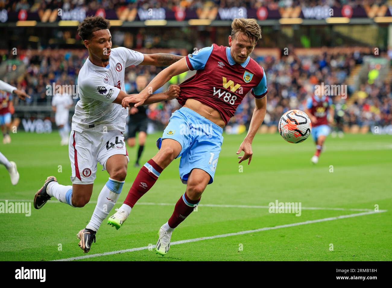 Burnley, UK. 27th Aug, 2023. Sander Berge #16 of Burnley controls the ...