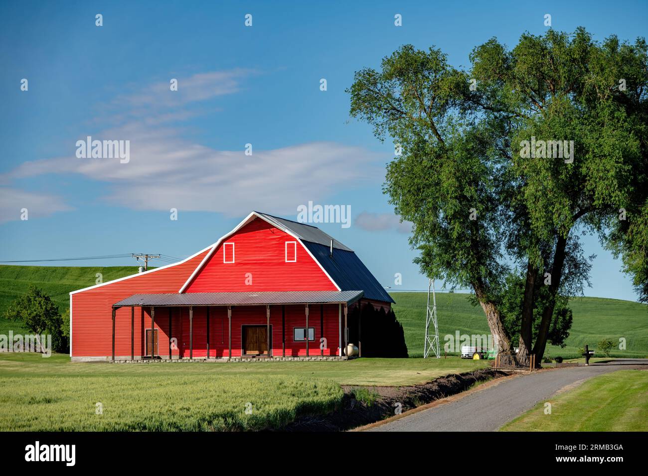 Little red barn hi-res stock photography and images - Alamy