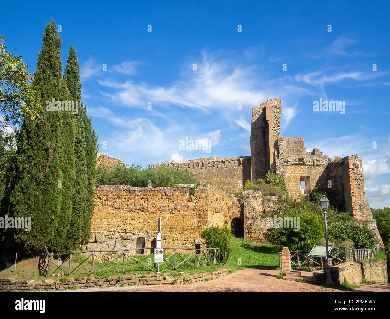 Rocca Aldobrandesca, Sovana Stock Photo - Alamy