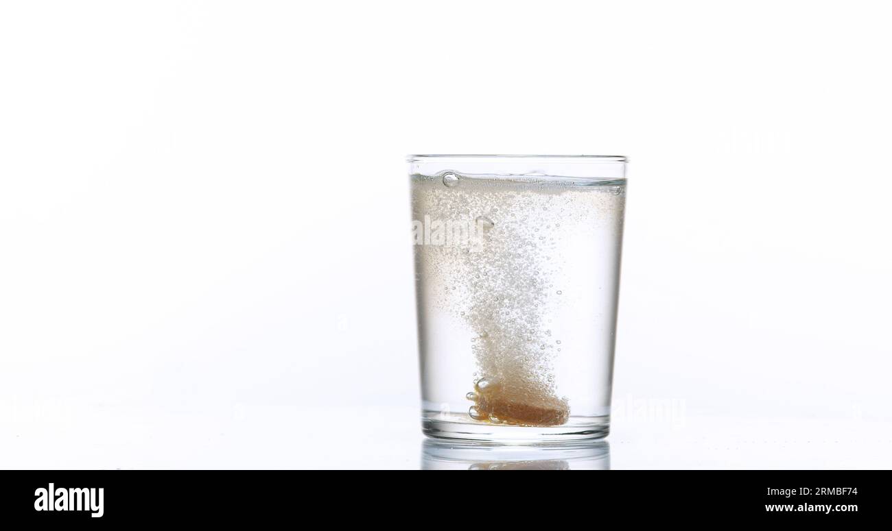 Tablets falling dissolving glass water hi-res stock photography and ...