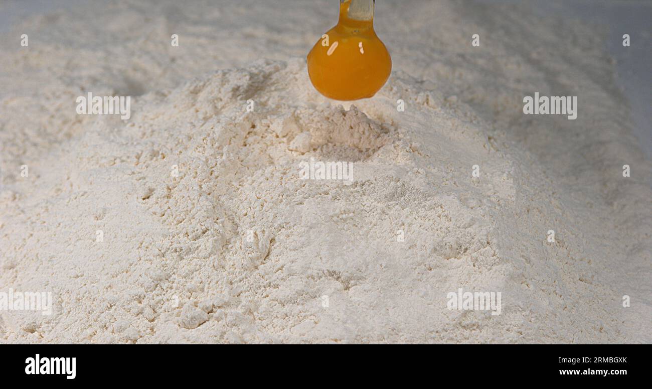 Egg falling into flour hi-res stock photography and images - Alamy