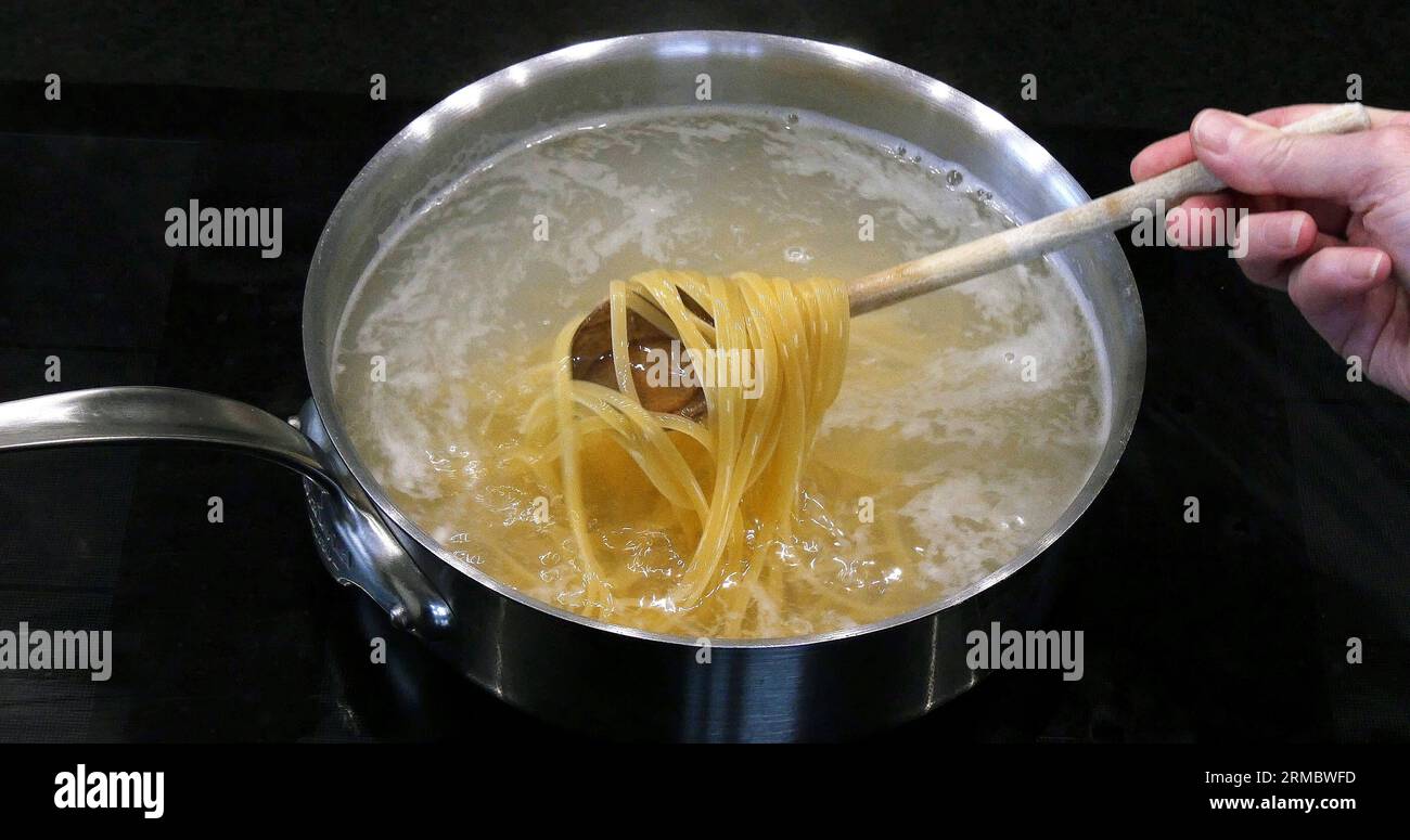 Hot Boiling Water and Spaghetti Pasta in a saucepan Stock Photo - Alamy