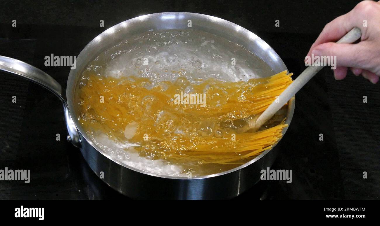 Hot Boiling Water and Spaghetti Pasta in a saucepan Stock Photo - Alamy