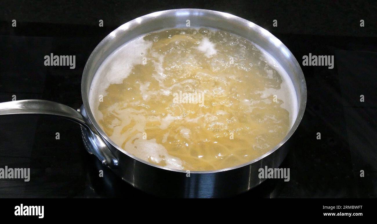 Drop pasta boiling water hi-res stock photography and images - Alamy