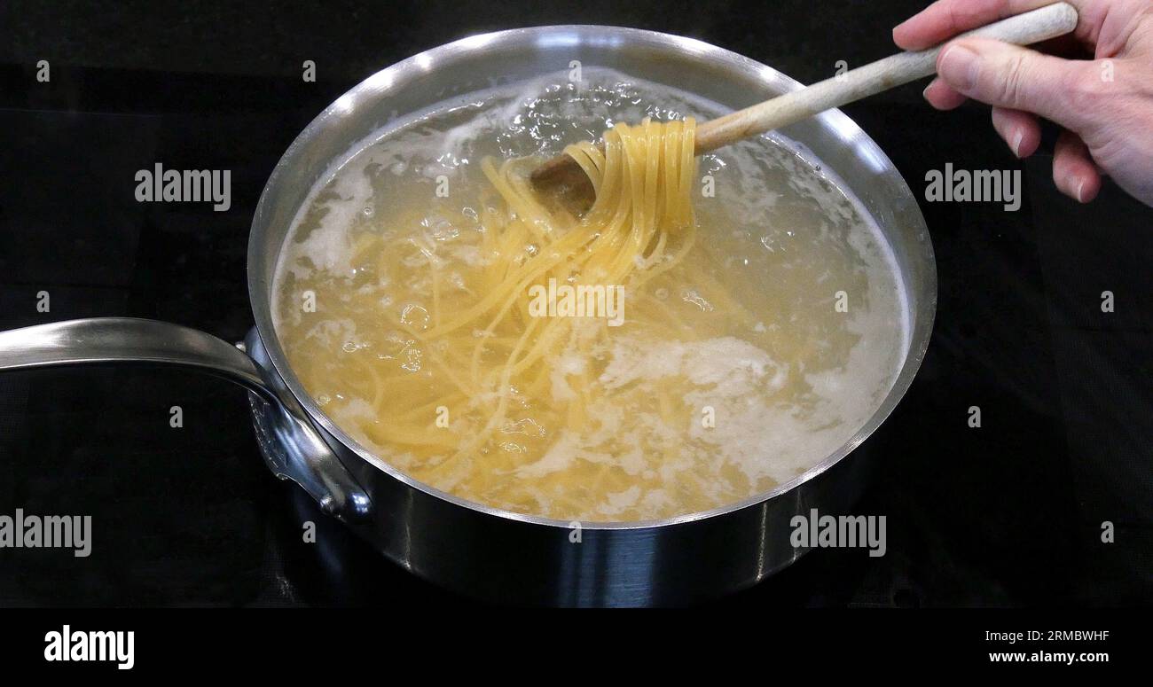 Hot Boiling Water and Spaghetti Pasta in a saucepan Stock Photo - Alamy